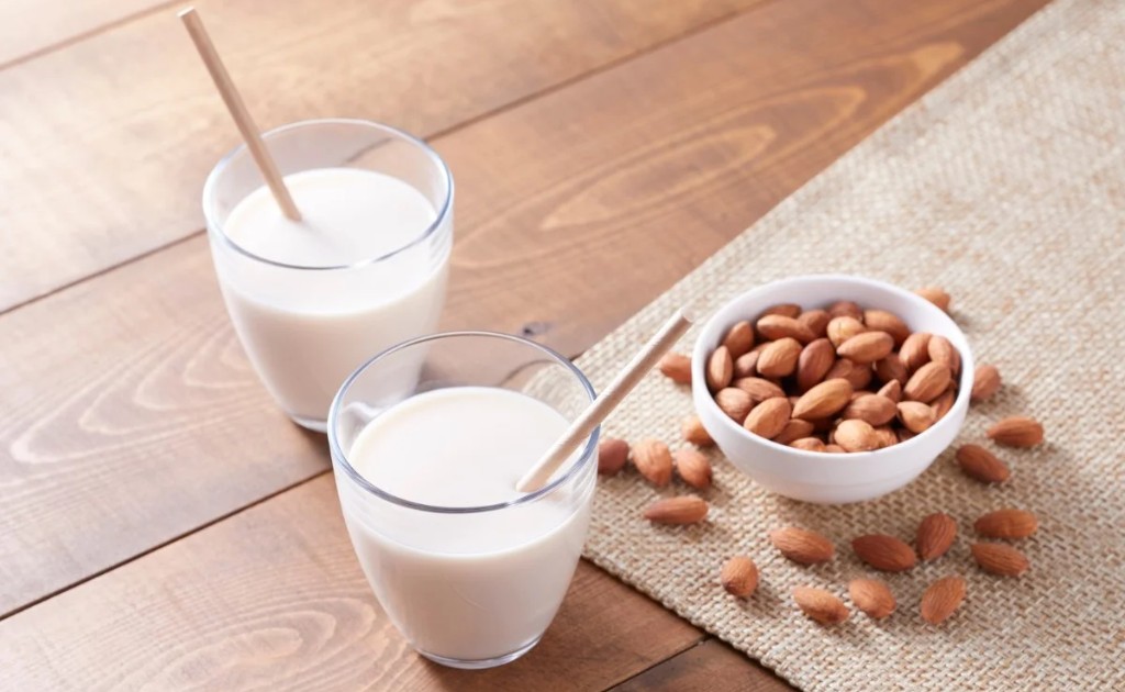 Leche de Almendra Casera: Receta fácil, saludable y sin azúcar.
